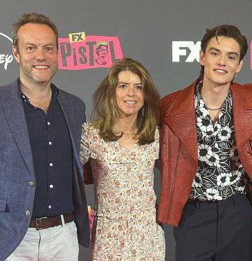 Louis Partridge Parents And Siblings